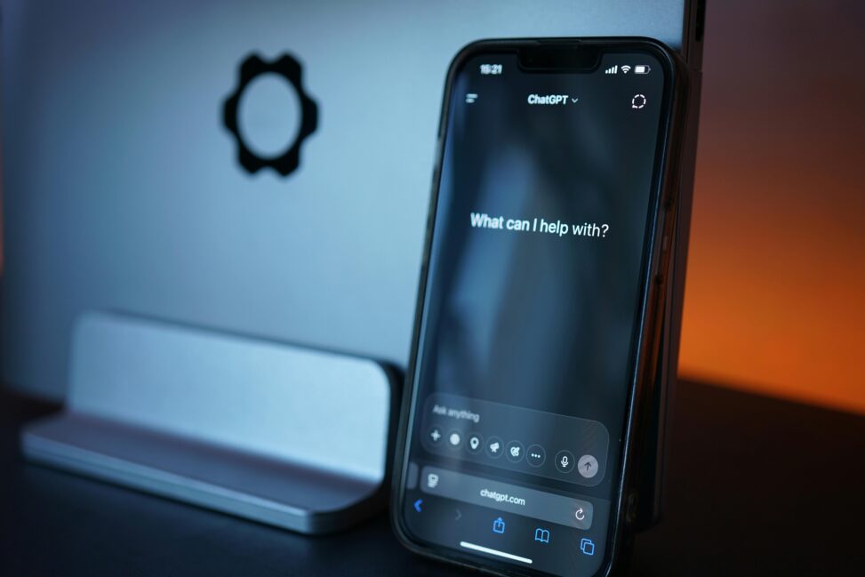 Mobile Virtual Assistant Comparison : Siri vs Gemini vs Custom AI